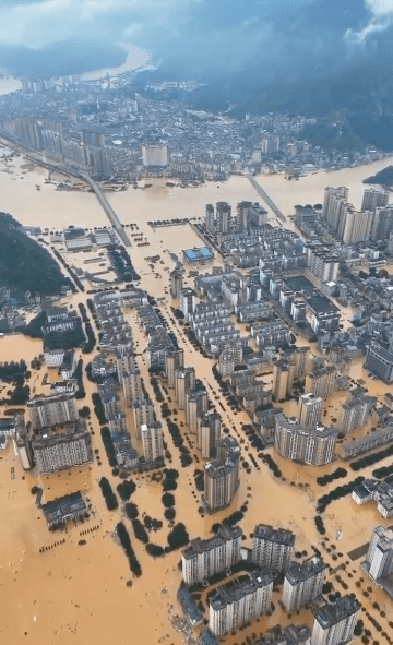 (CHINA) GRAVES INUNDACIONES ARRASAN CON UNA REGIÓN DEL GIGANTE ASIÁTICO ...