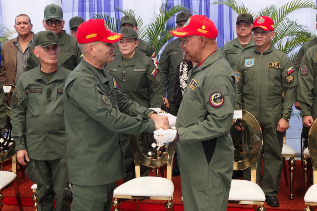 (VENEZUELA) MINISTRO DE DEFENSA ENTREGÓ RÉPLICA DE LA ESPADA DEL ...